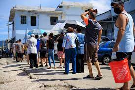En Puerto Rico largas filas para comprar hielo - Periódico Diáspora ...