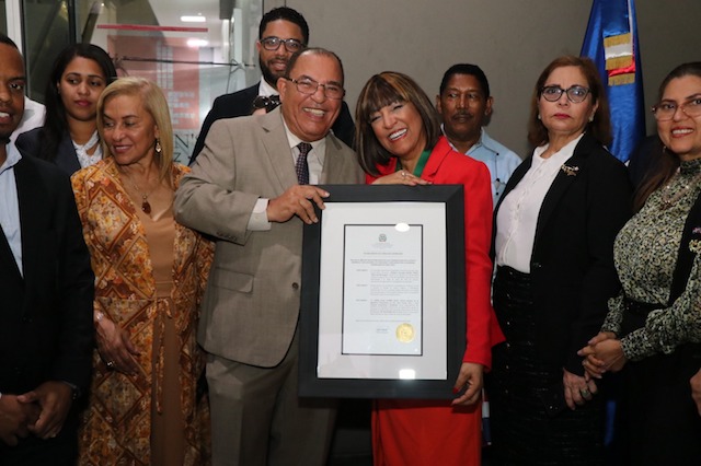 Puerto Rico: Milly Quezada recibe reconocimiento e iza bandera en ...