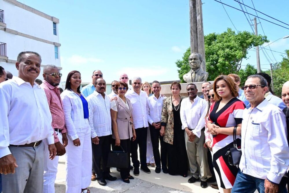 Develan busto de Peña Gómez en Puerto Rico - Periódico Diáspora Dominicana