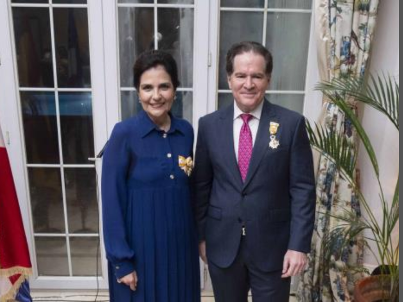 Embajada de España distingue a María Amalia León y Manuel Corripio ...