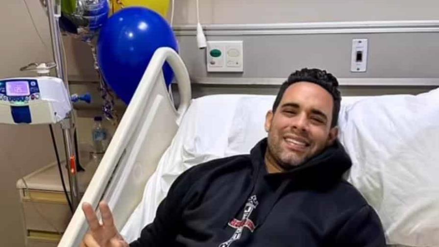 Albert Mena se recupera en su hogar tras cirugía de emergencia ...
