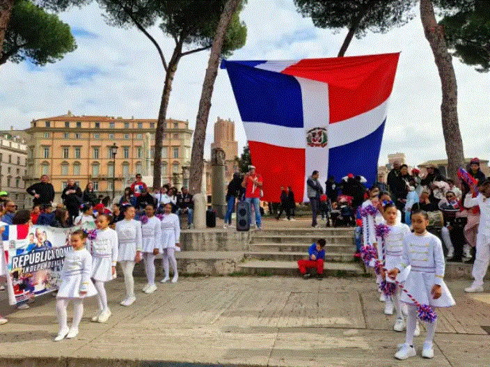 Decenas de dominicanos desfilan en Roma para celebrar los 180 años de ...