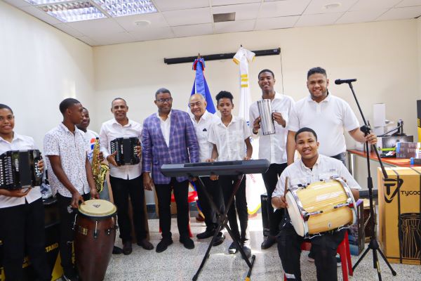 Gobierno entrega instrumentos a escuela de música típica en SDO ...