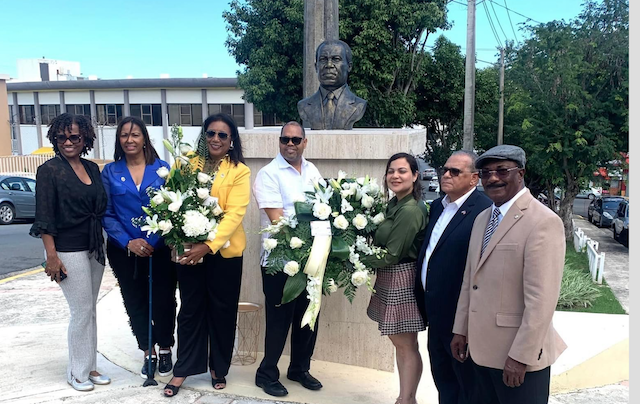 PRD y MunicipioSan Juan depositan ofrendas busto Peña Gómez - Periódico ...
